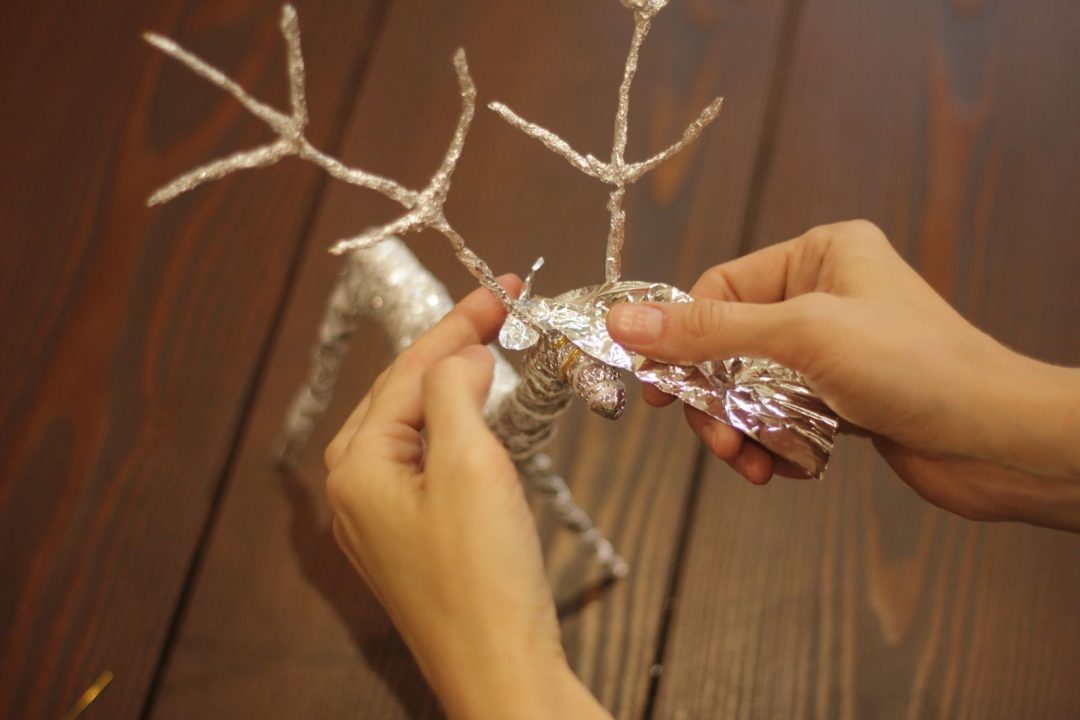 Новогодний олень своими руками из проволоки и бумаги